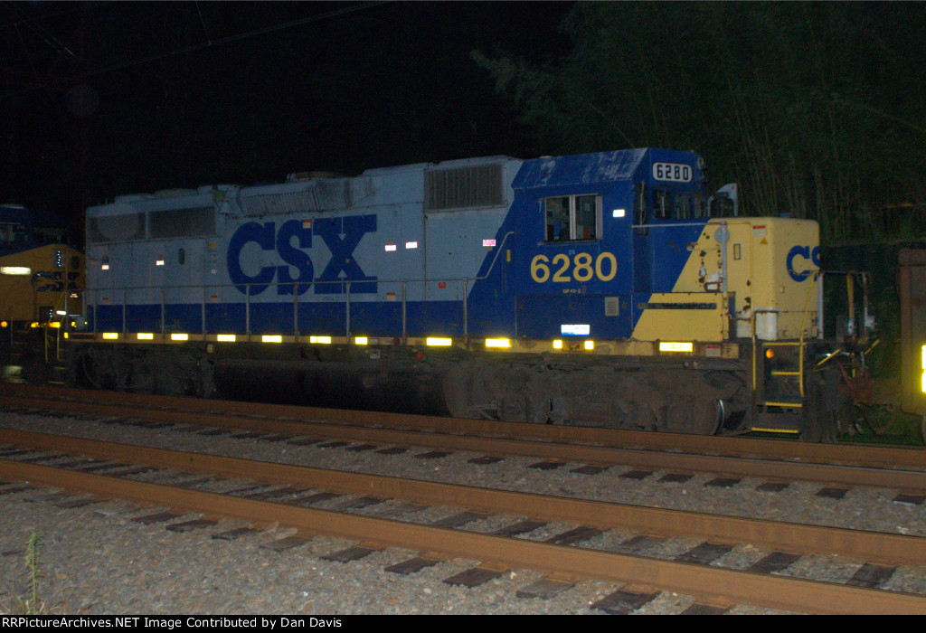 CSX GP40-2 6280 trails on Q300-03